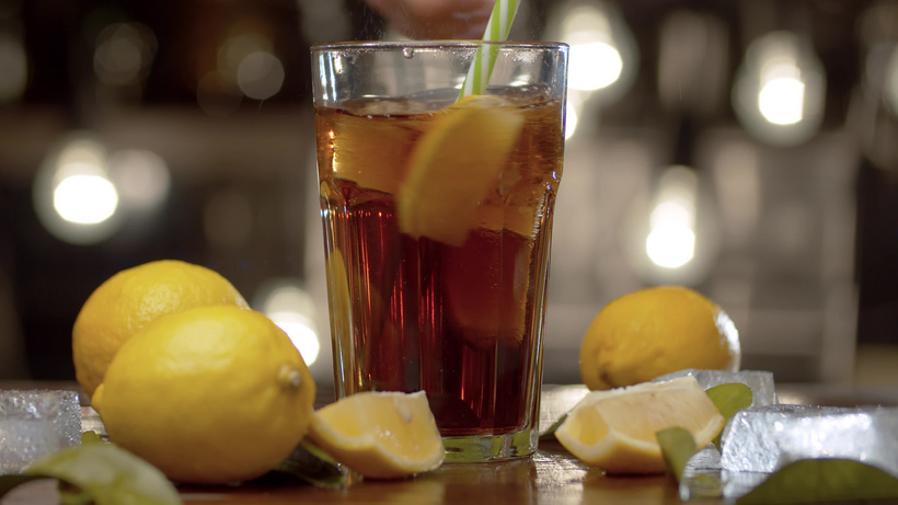 鸡尾酒到进玻璃杯mp4格式视频下载_正版视频编号3682855-摄图网