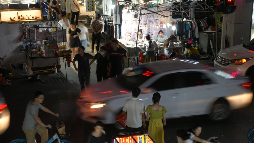 城市夜景灯光道路等待过马路的行人和车流4k素材mp4格式视频下载_正版视频编号698050-摄图网