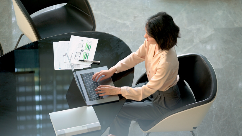 女生在休息区办公mp4格式视频下载_正版视频编号791777-摄图网