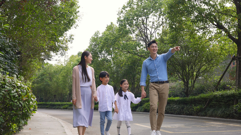 幸福的一家四口散步mp4格式视频下载_正版视频编号791785-摄图网