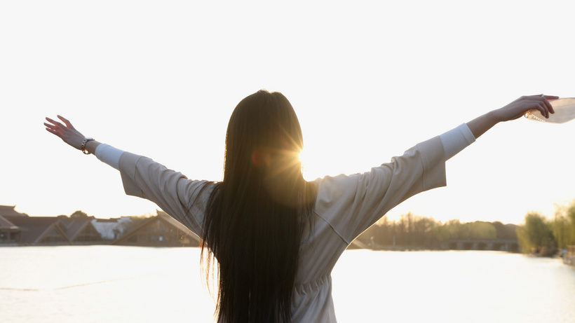 实拍女生摘下口罩张开双臂拥抱的背影mov格式视频下载_正版视频编号169403-摄图网