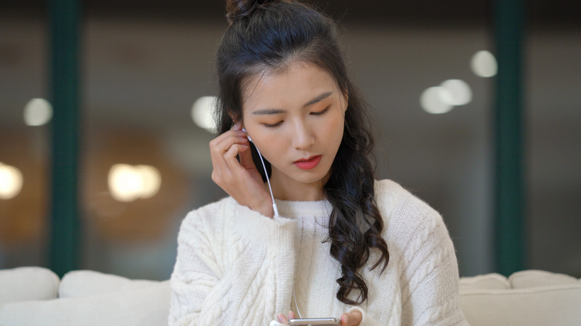 4k居家女生戴耳机听音乐近景视频mp4格式视频下载_正版视频编号71627-摄图网