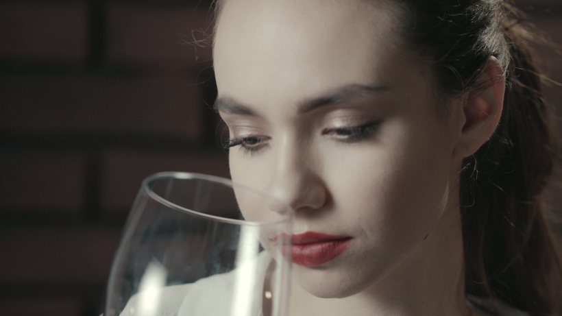 闻着葡萄酒杯子mov格式视频下载_正版视频编号3595392-摄图网