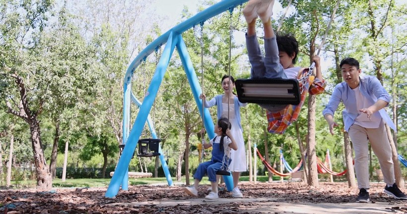 一家四口开心过玩秋千mov格式视频下载_正版视频编号4376200-摄图网