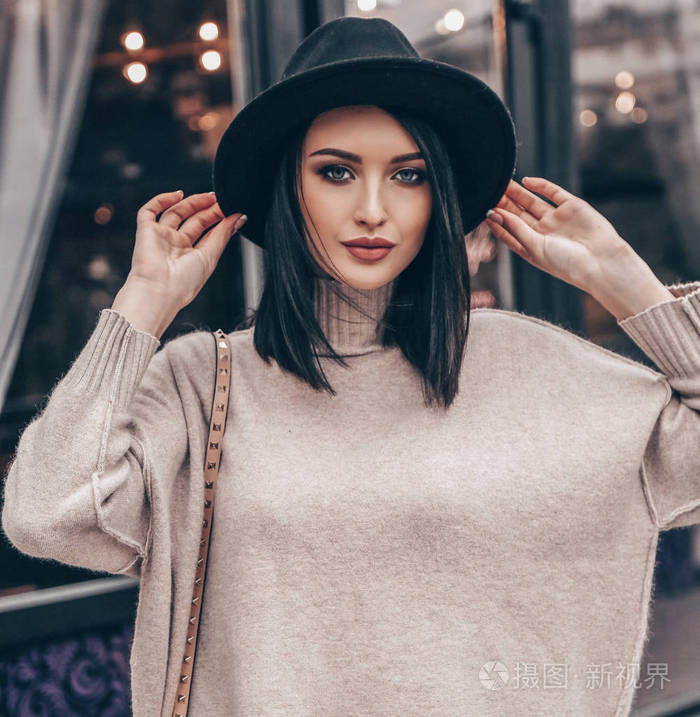 漂亮的女人与短的深色头发优雅的装备和黑色 Ha照片 正版商用图片04tdw0 摄图新视界