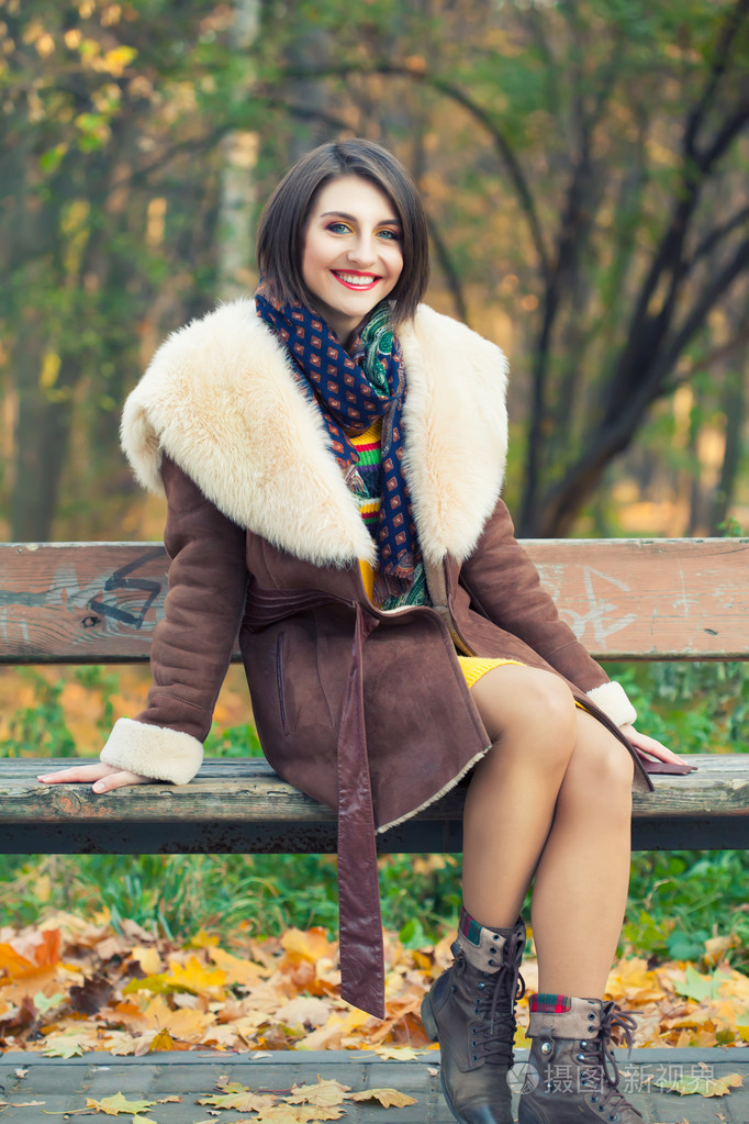 kvinna i hst park照片-正版商用图片084ud1-摄图新视界