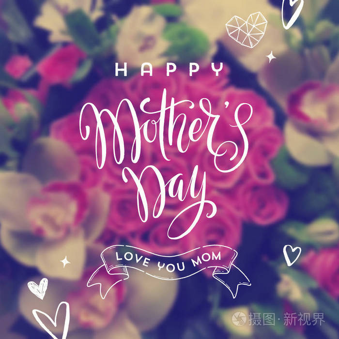 母亲节快乐贺卡。毛笔书法问候和手画的心在一个模糊的花朵背景。矢量插图插画-正版商用图片0gnihd-摄图新视界
