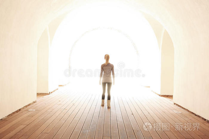 走向光明的女人照片-正版商用图片0k3jin-摄图新视界