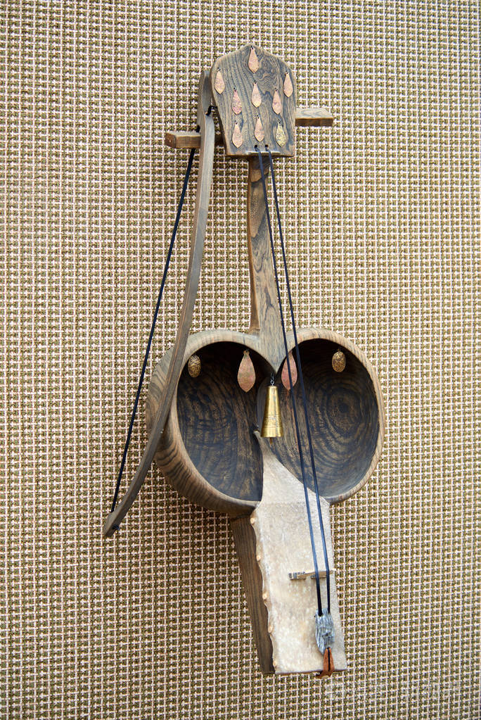 Kobyz. Kobyz 或 kobz 是一种古老的哈萨克弦乐器。它有两个字符串由马毛。共振腔通常用山羊皮覆盖照片-正版商用图片0nm3fr ...