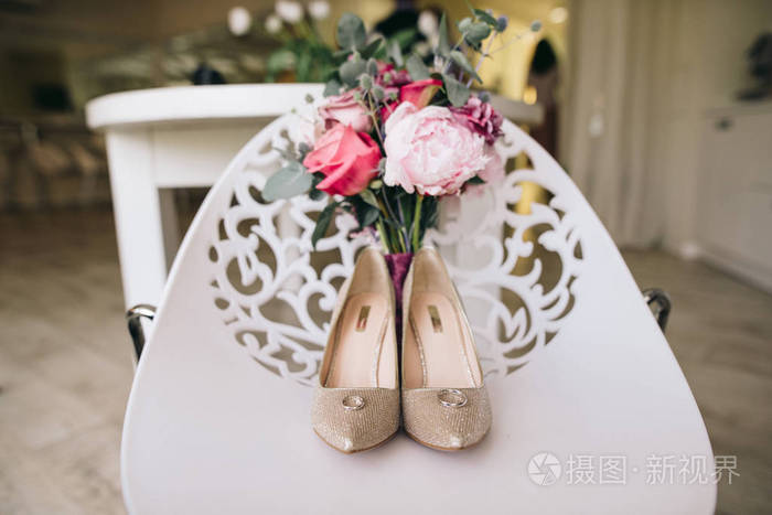 ahite 椅上有玫瑰花的豪华婚礼鞋和鲜花照片-正版商用图片0o0mvr-摄图新视界