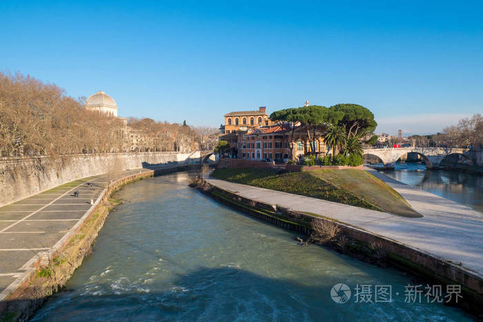 Tiberina 岛 Isola Tiberina, 位于罗马的台伯河上。照片-正版商用图片0o8uqt-摄图新视界