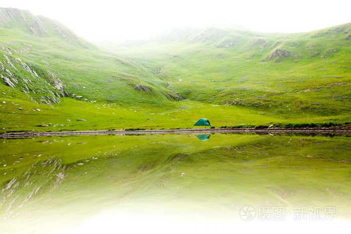 高山湖泊和斯瓦涅季格鲁吉亚，高加索地区附近的帐篷照片-正版商用图片0onbli-摄图新视界