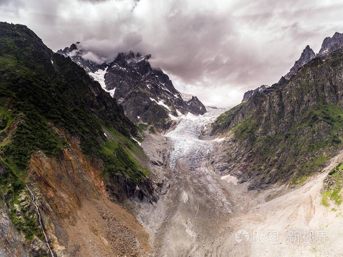 冰川谷斯瓦涅季岩中。白雪皑皑的山顶，在高加索，格鲁吉亚照片-正版商用图片0rqqno-摄图新视界