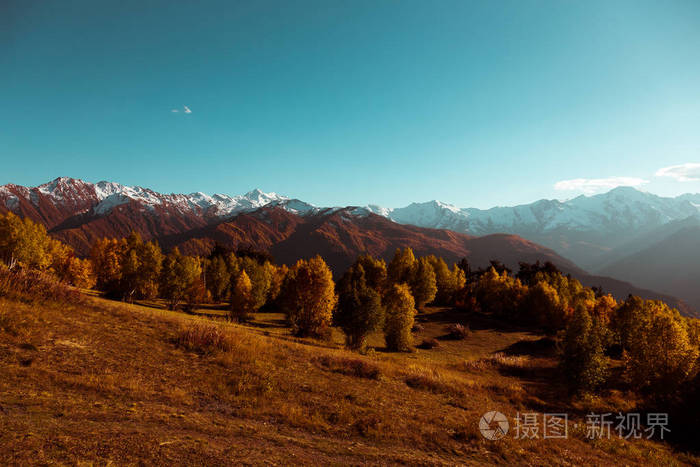 在斯瓦涅季美丽秋天的山景观。格鲁吉亚。定了调子照片-正版商用图片0td11e-摄图新视界