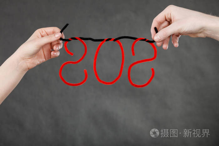 两只手，拿着红色的 Sos 标志照片-正版商用图片0u1geo-摄图新视界