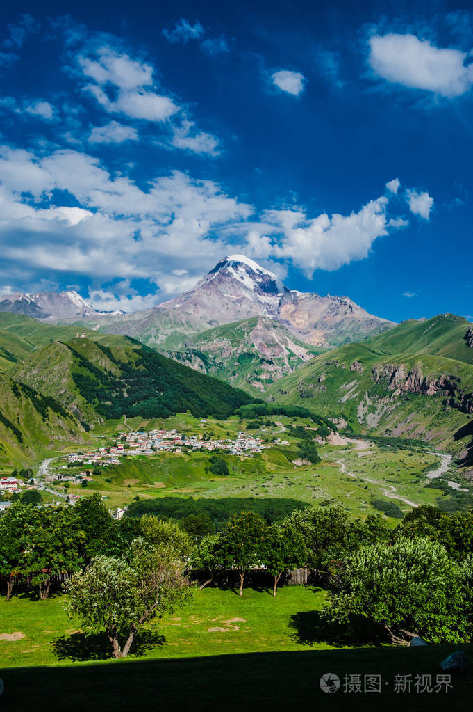 来自 Stepantsminda 镇的格鲁吉亚在好天气的卡兹别克山麓视图照片-正版商用图片0z6j5a-摄图新视界