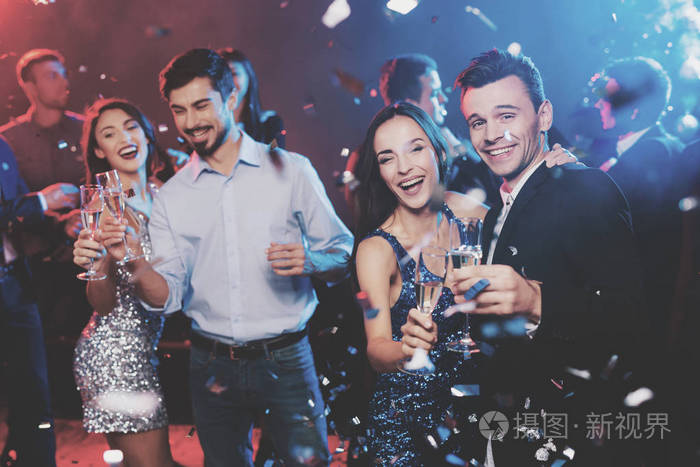 s party. In the foreground two pairs dance. The girls are wearin照片-正版商用 ...