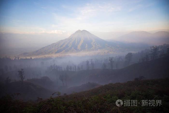 东爪哇卡瓦 Ijen 火山周围的山脉景观照片-正版商用图片10jin0-摄图新视界