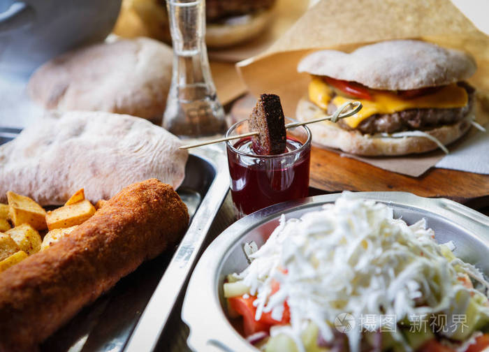 alcoholic appetizer drink shot served on table in fast food res照片-正版商用 ...