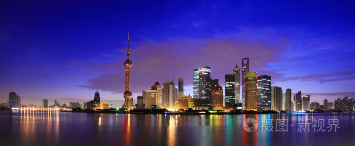 上海陆家嘴金融与贸易区地标地平线在黎明照片-正版商用图片1cdxgw-摄图新视界