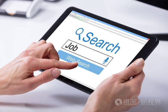 s Hand Searching Online Job On Digital Tablet照片-正版商用图片1s3cai-摄图新视界