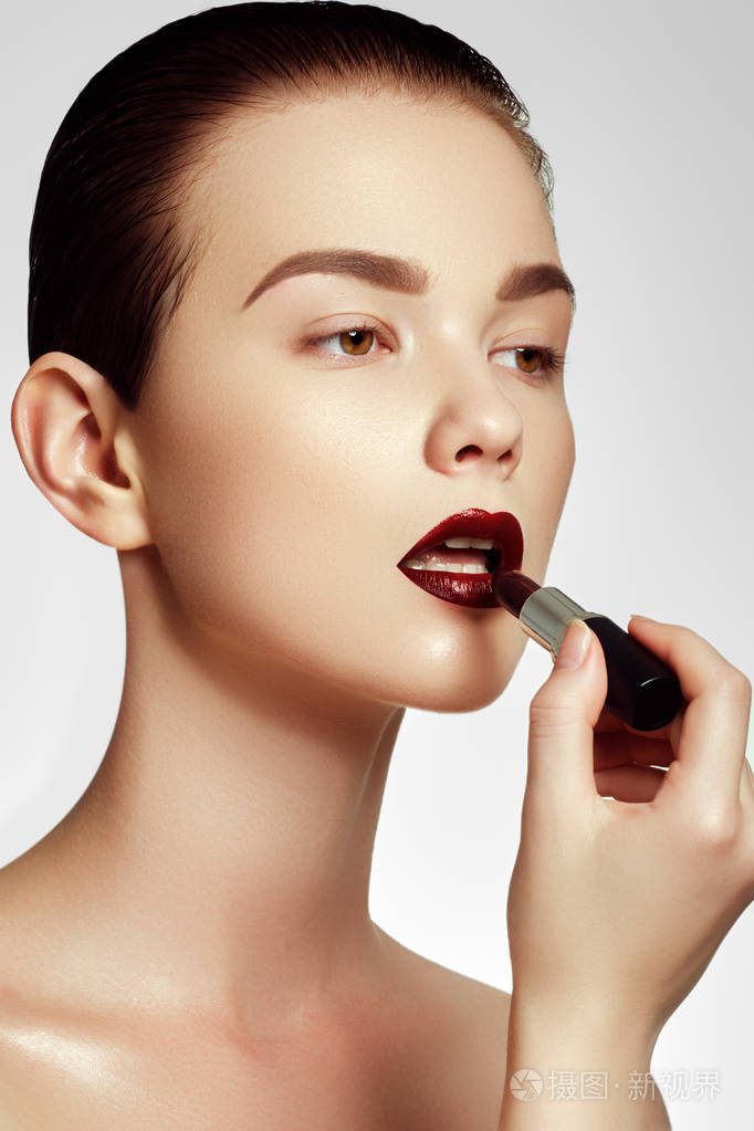 s face with dark red colored pomade. Beauty concept照片-正版商用图片1sd43g-摄图新视界