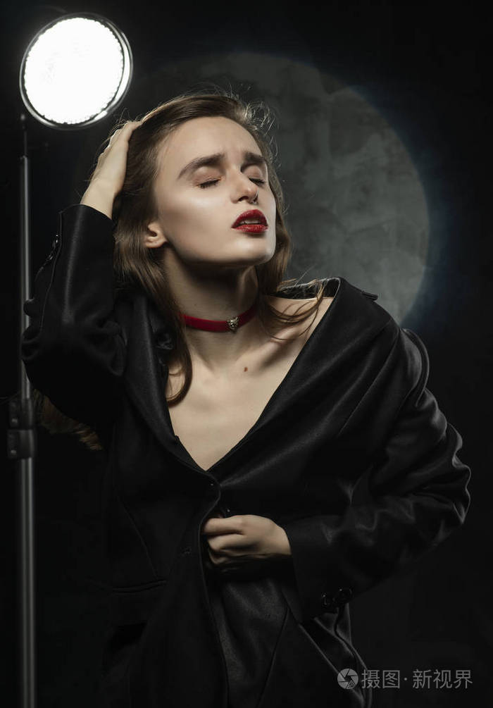 Beautiful Slim Braless Girl Wearing A Unbuttoned Black Blazer 照片 正版商用