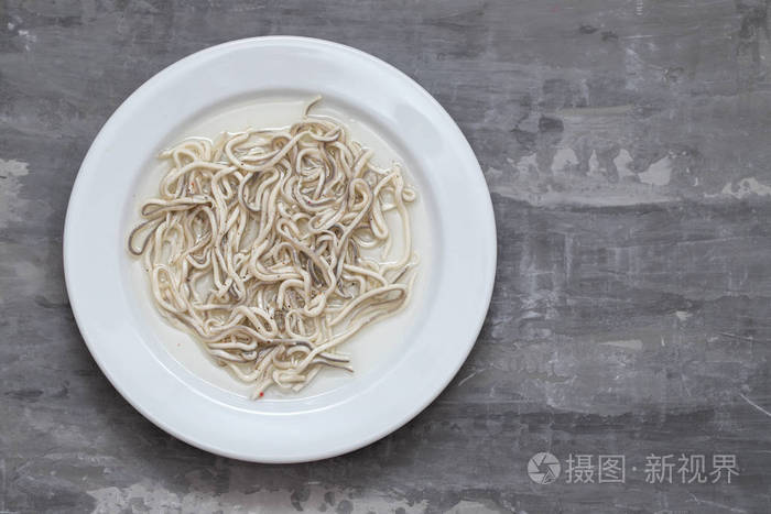 Traditional Spanish food. Gulas with oil on white plate. 照片-正版商用图片 ...